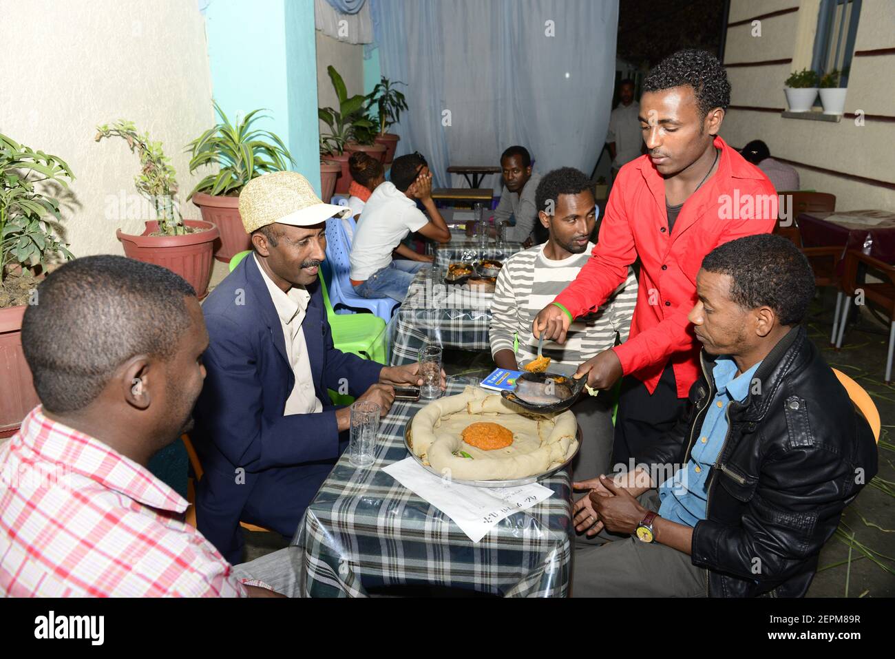 Ethiopian man eating injera hi-res stock photography and images - Alamy