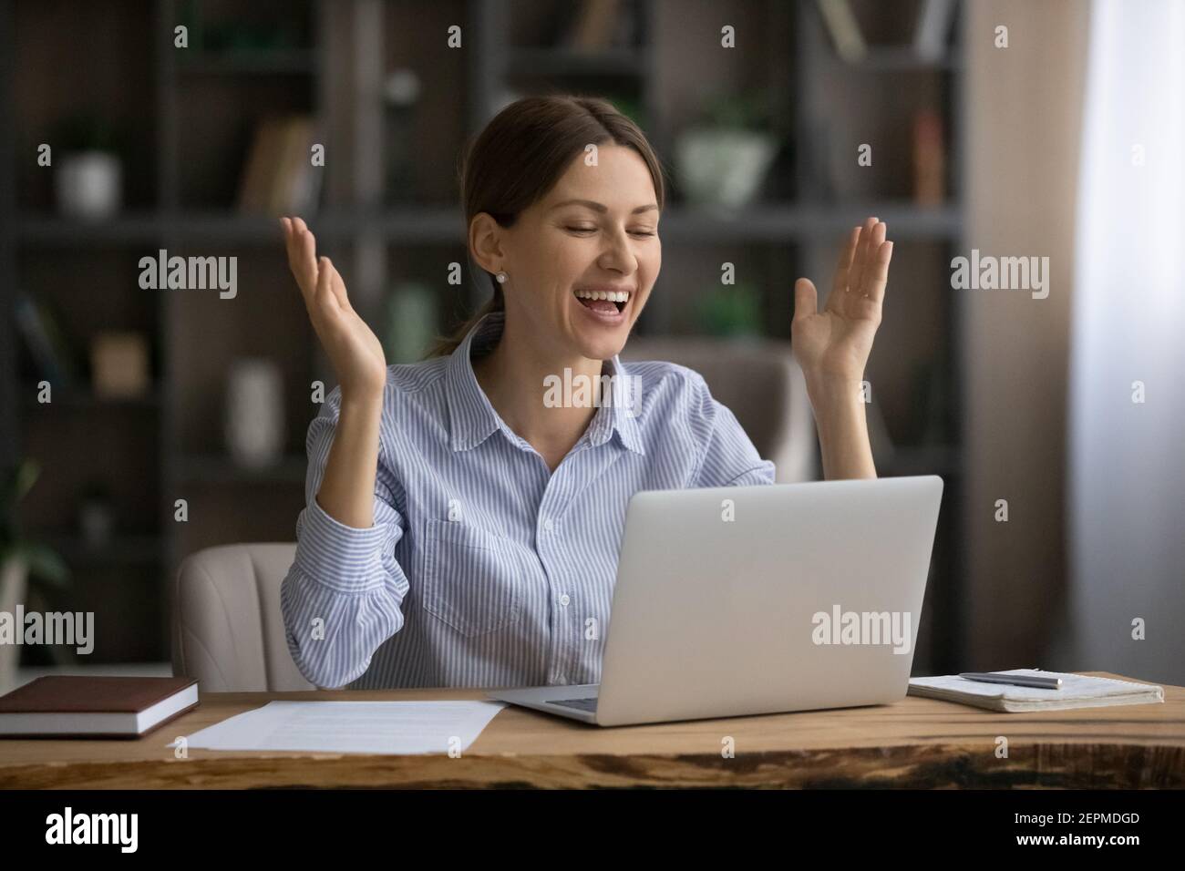 Screen reading hi-res stock photography and images - Alamy