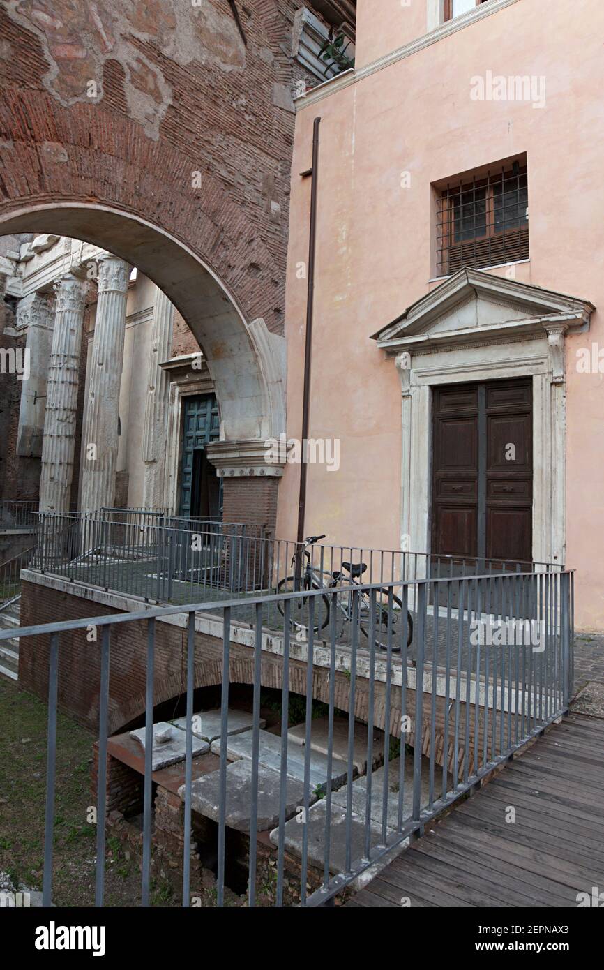 Porticus Octaviae (portico di ottavia), Rome Stock Photo - Alamy