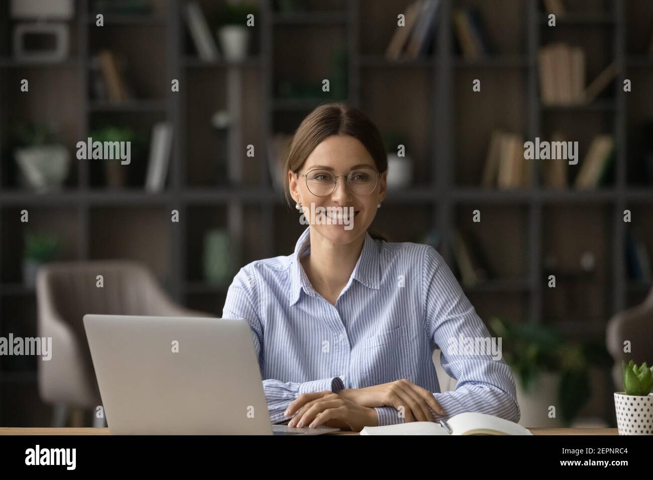 Woman work on computer hi-res stock photography and images - Alamy