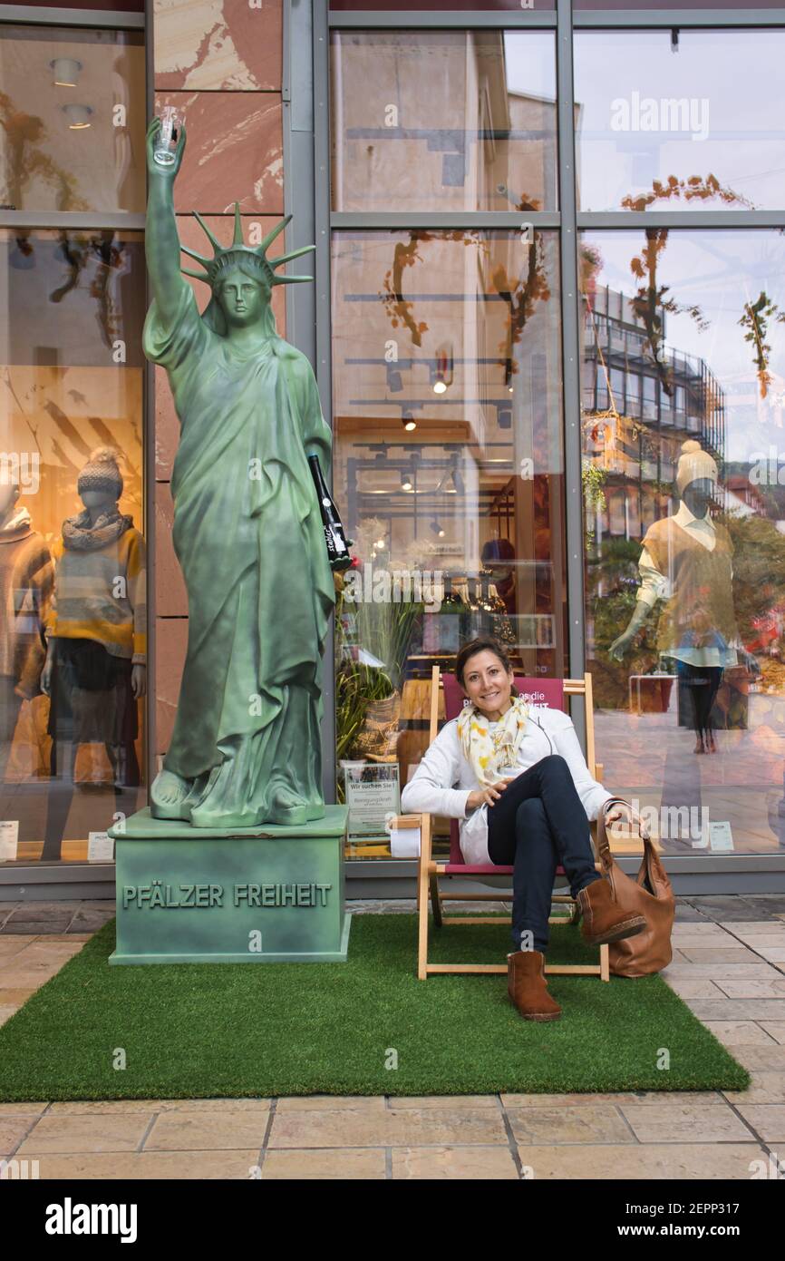 Statue of liberty with a bottle hi-res stock photography and images - Alamy