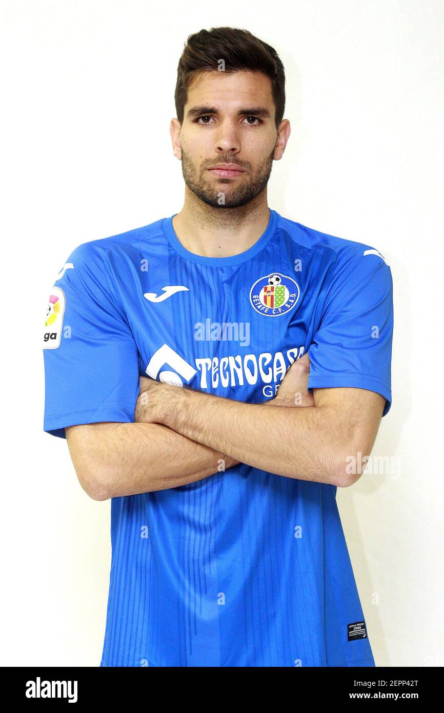 Getafe's new player Leandro Daniel Cabrera during his official photo ...