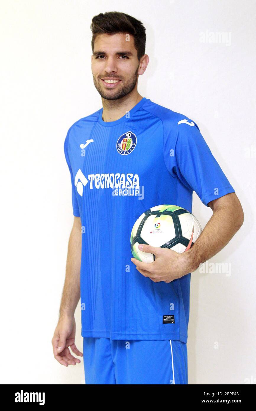 Getafe's new player Leandro Daniel Cabrera during his official photo ...