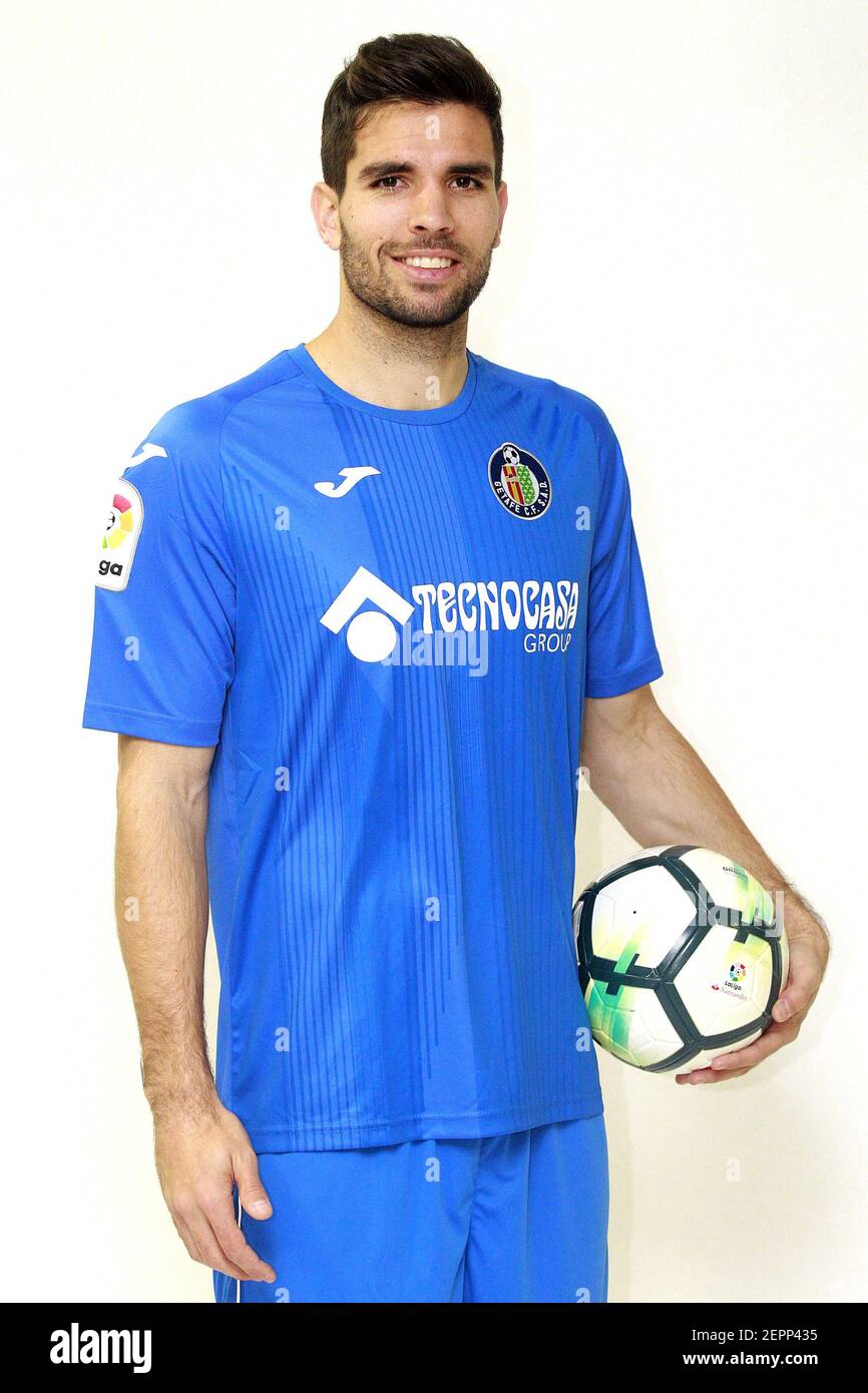 Getafe's new player Leandro Daniel Cabrera during his official photo ...
