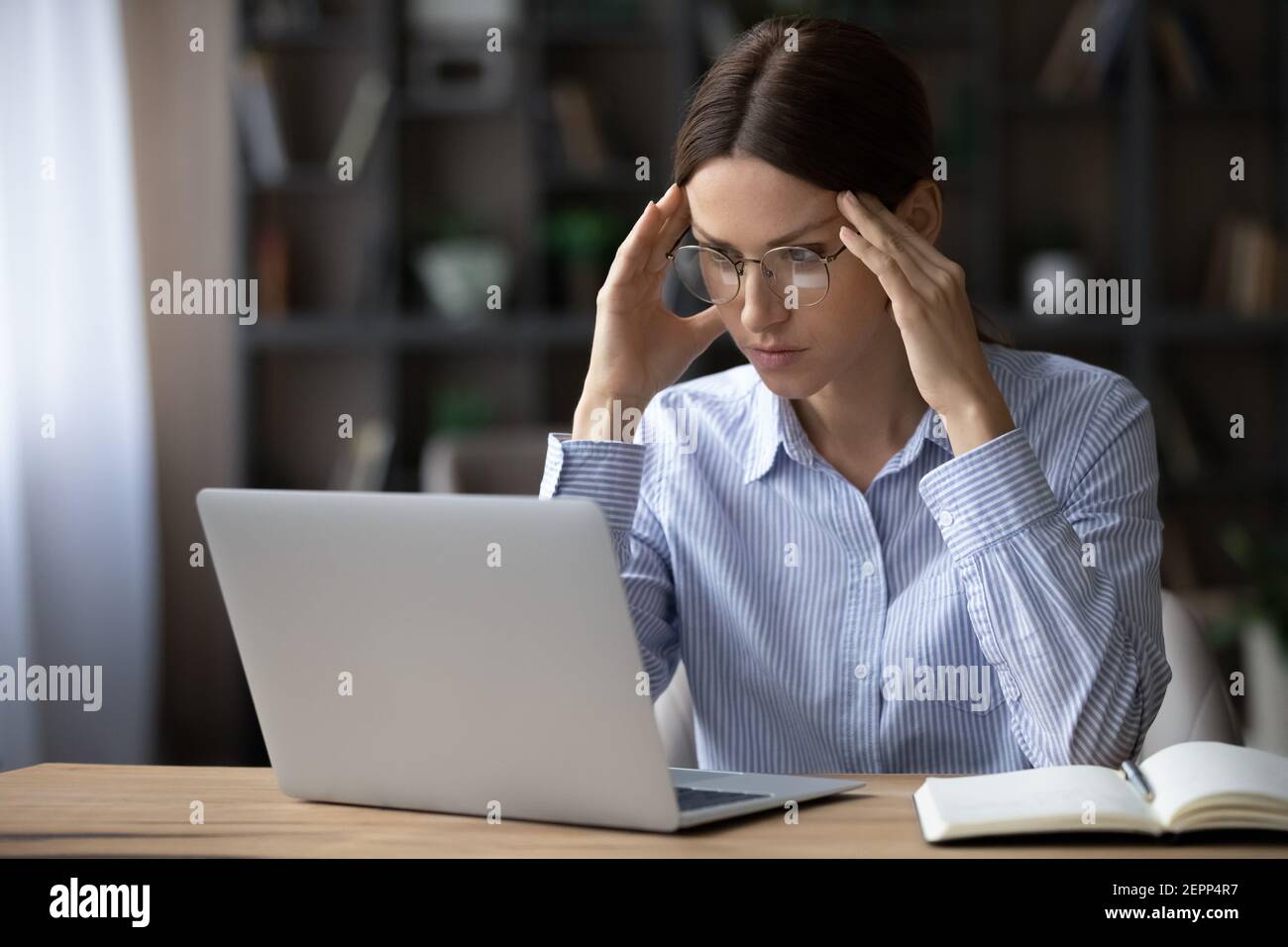 Woman upset on computer hi-res stock photography and images - Alamy