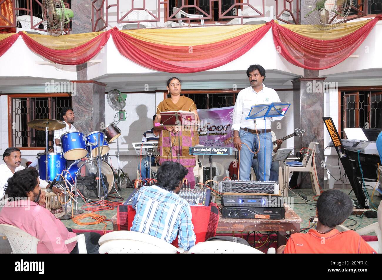 Couple performing on stage hi-res stock photography and images - Alamy