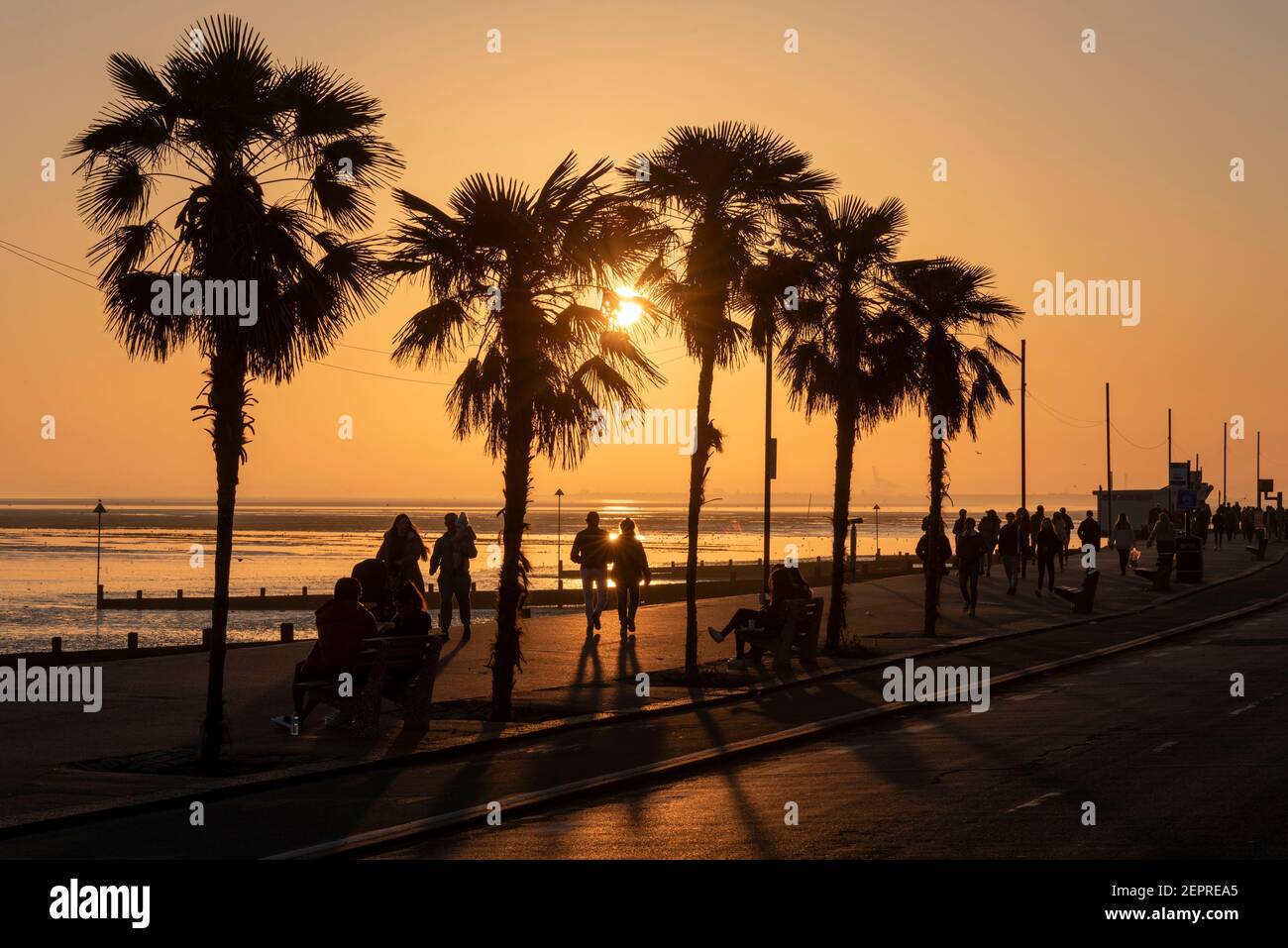 Uk sunset people walking silhouette hi-res stock photography and images ...