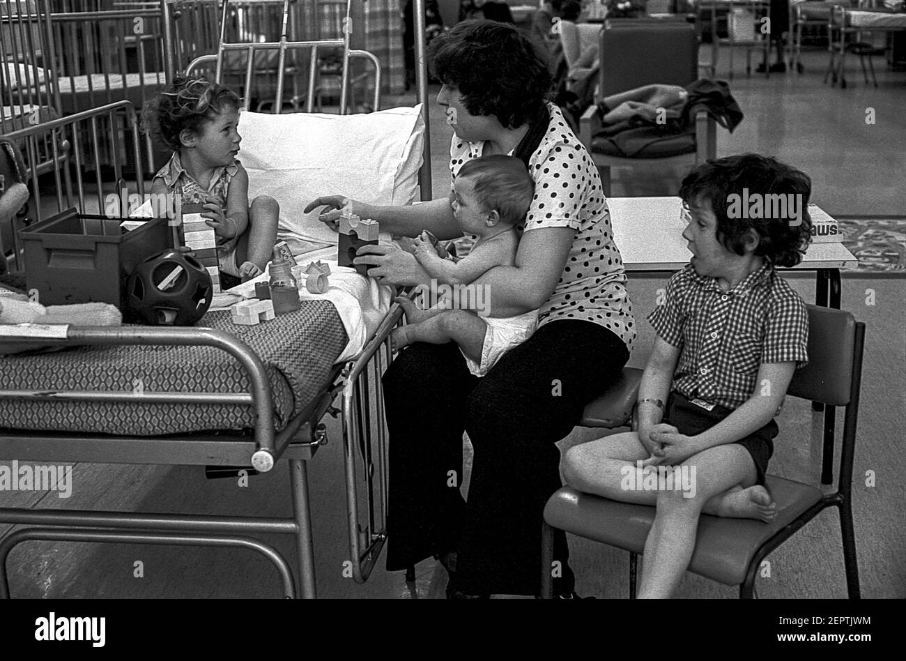 Entertaining children hospital hi-res stock photography and images - Alamy