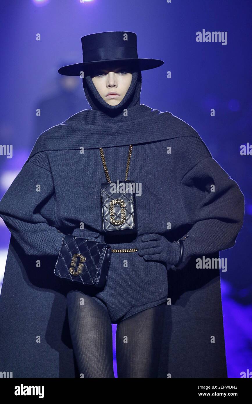 Model Lea Julian walks on the runway during the Marc Jacobs Fashion ...