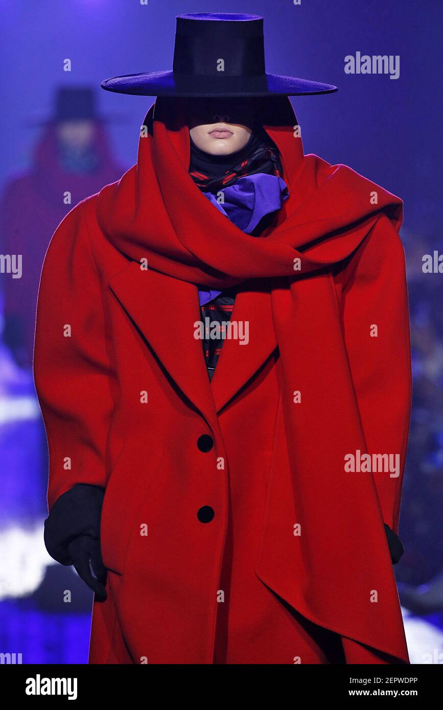 Model Arielle Murtagh walks on the runway during the Marc Jacobs ...