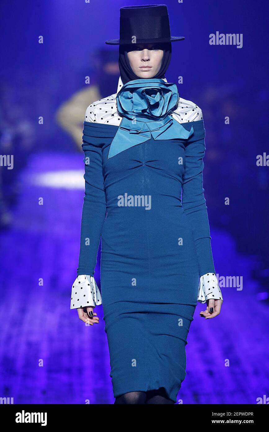 Model Sian Scale walks on the runway during the Marc Jacobs Fashion ...