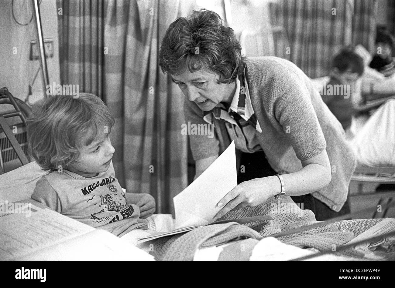 Childrens Ward Cardiff Hospital. Hospital visitor teaching child Stock ...