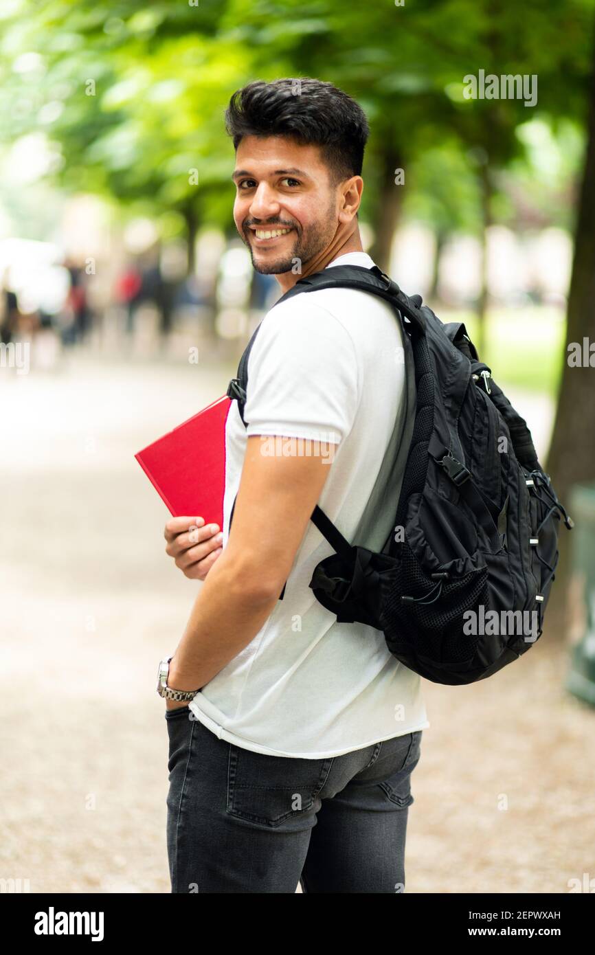 College graduation friends smiling hi-res stock photography and images ...