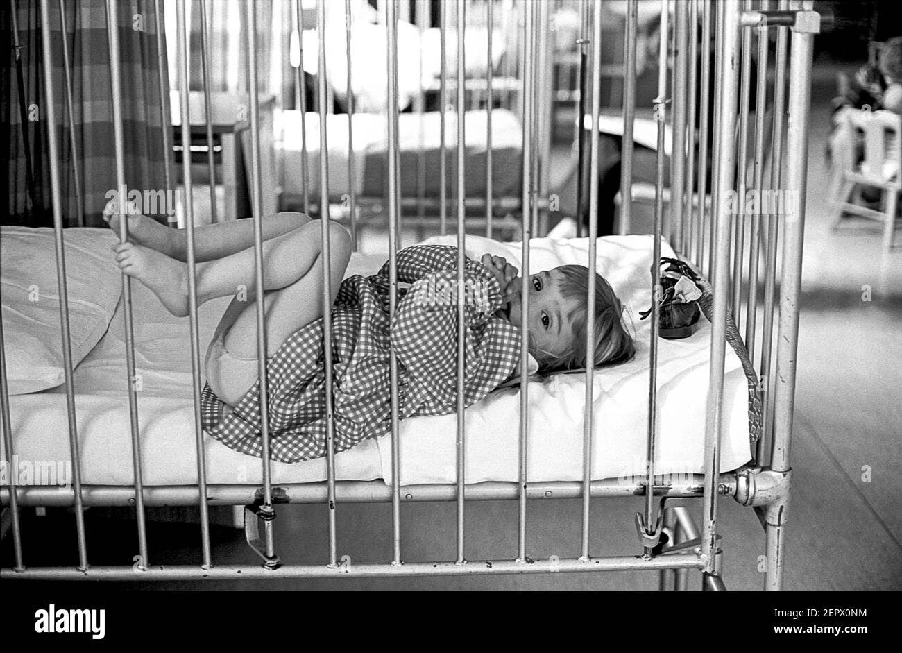Childrens Ward Cardiff Hospital. Child in cot Stock Photo - Alamy