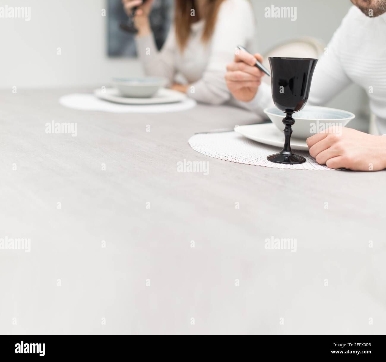Couple restaurant empty table hi-res stock photography and images - Alamy