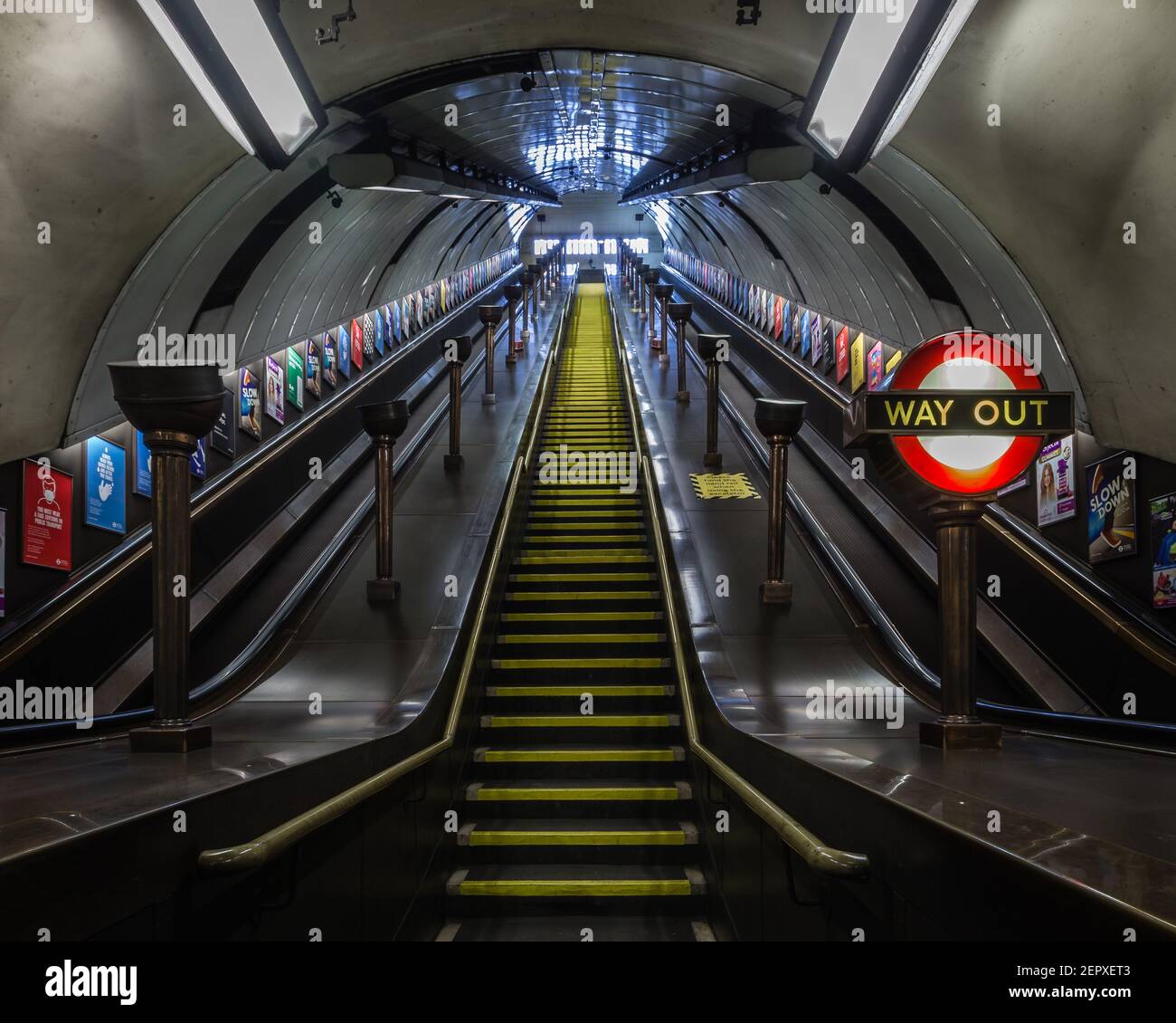 London art deco staircase hi-res stock photography and images - Alamy