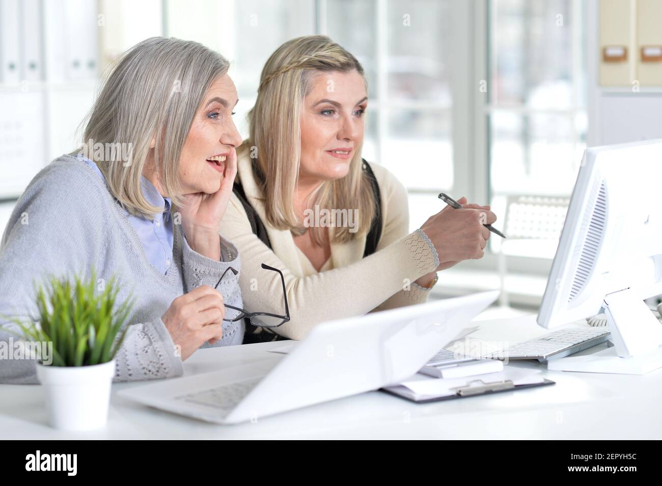 Two ladies working in office hi-res stock photography and images - Alamy
