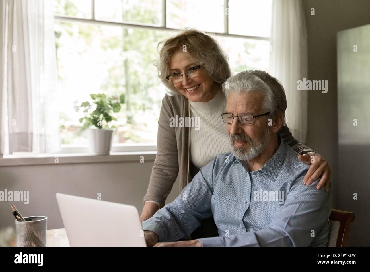 Senior laptop couple screen hi-res stock photography and images - Alamy