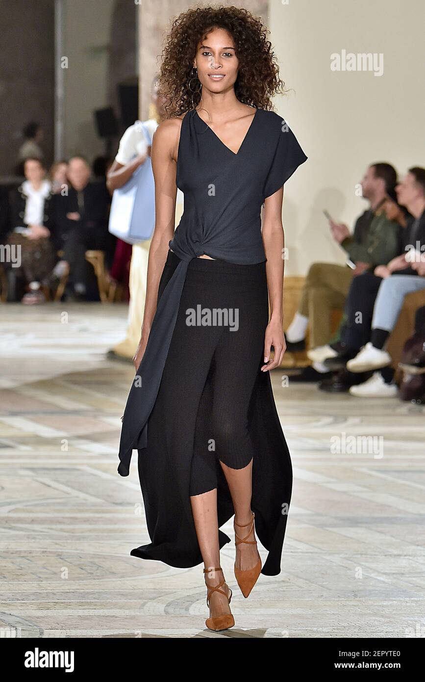Model Cindy Bruna walks on the runway during the Jacquemus Fashion Show ...