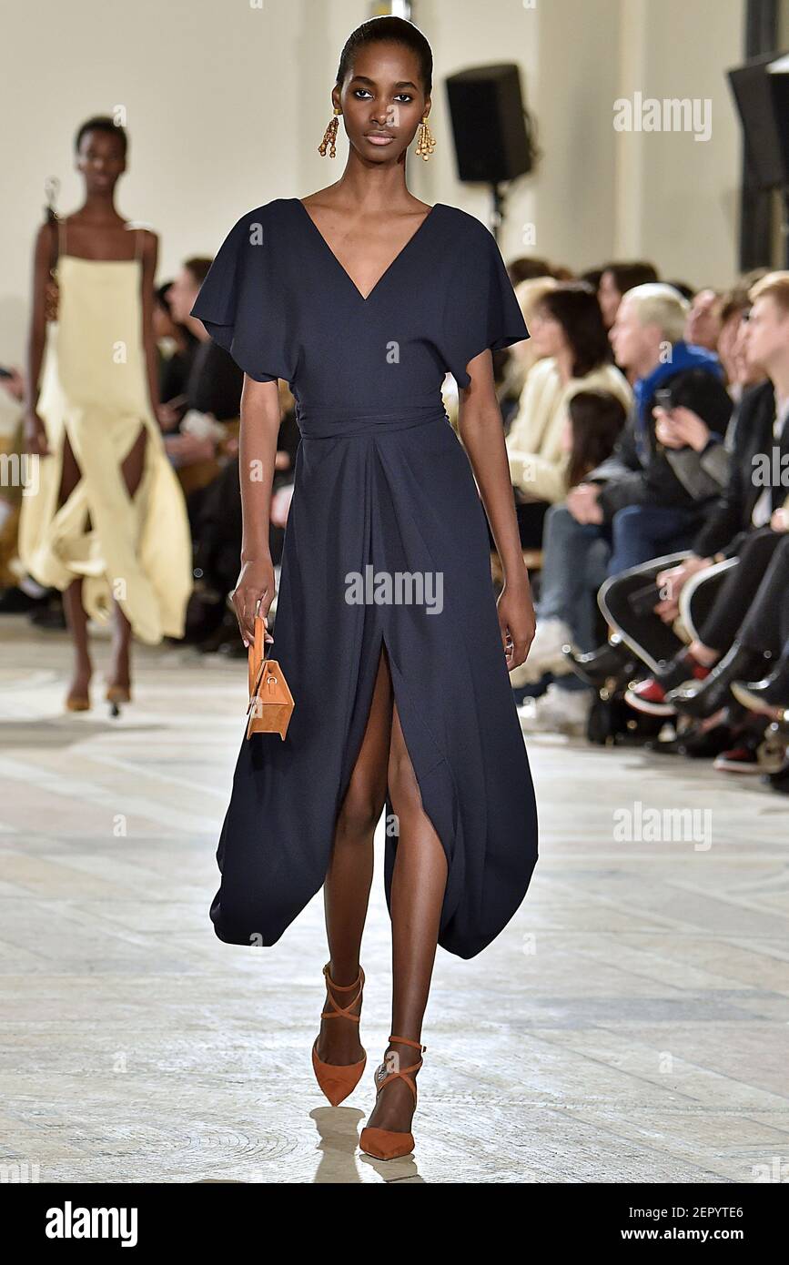 Model Tami Williams walks on the runway during the Jacquemus Fashion ...