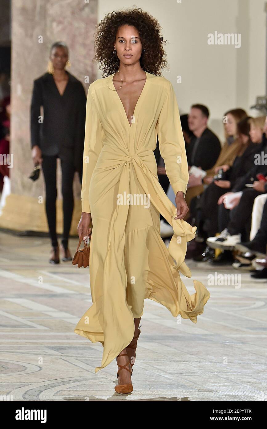 Model Cindy Bruna walks on the runway during the Jacquemus Fashion Show ...