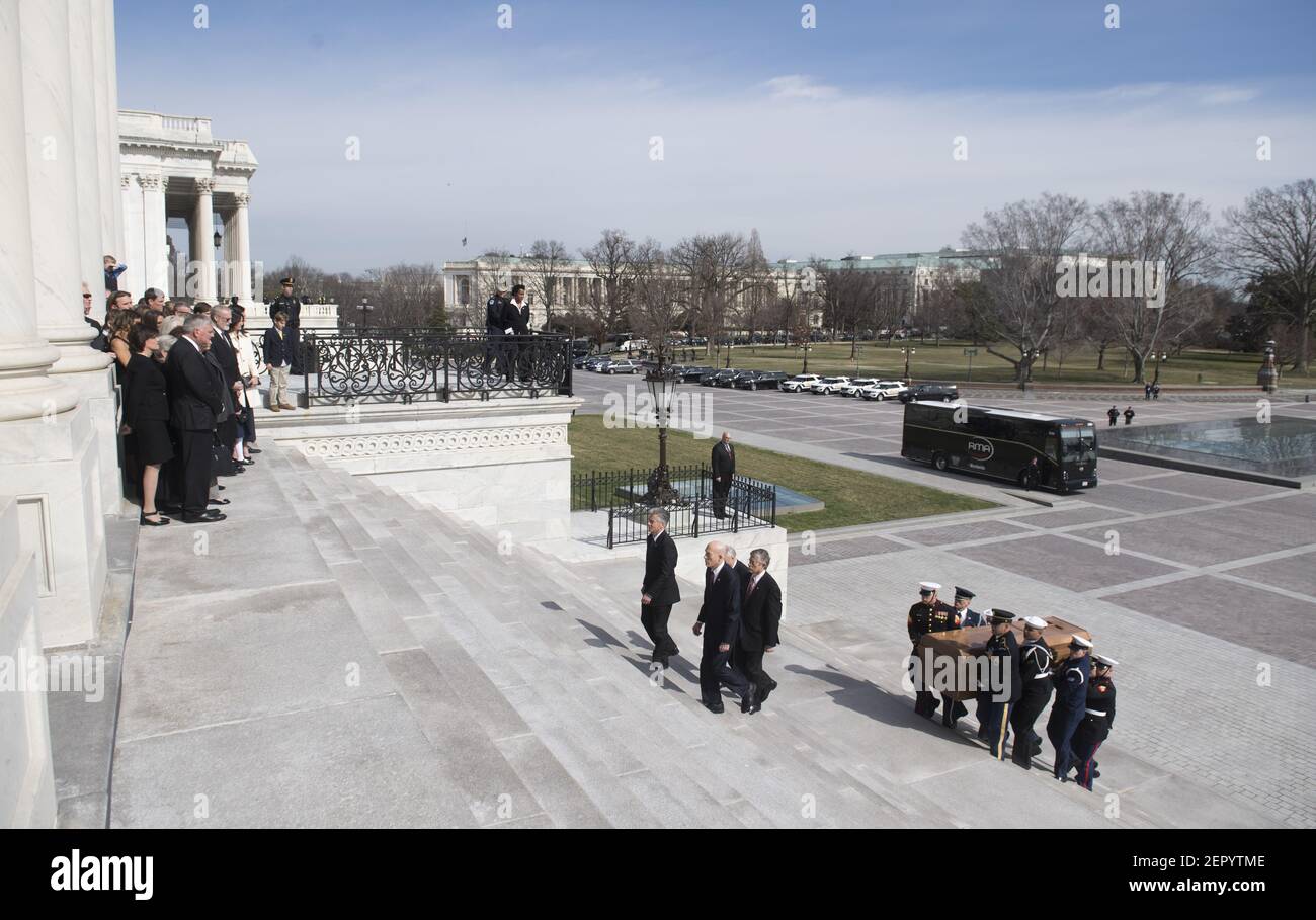 The casket of Reverend Billy Graham arrives at the US Capitol in ...