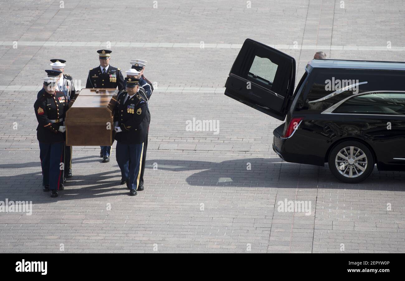 The casket of Reverend Billy Graham arrives at the US Capitol in ...