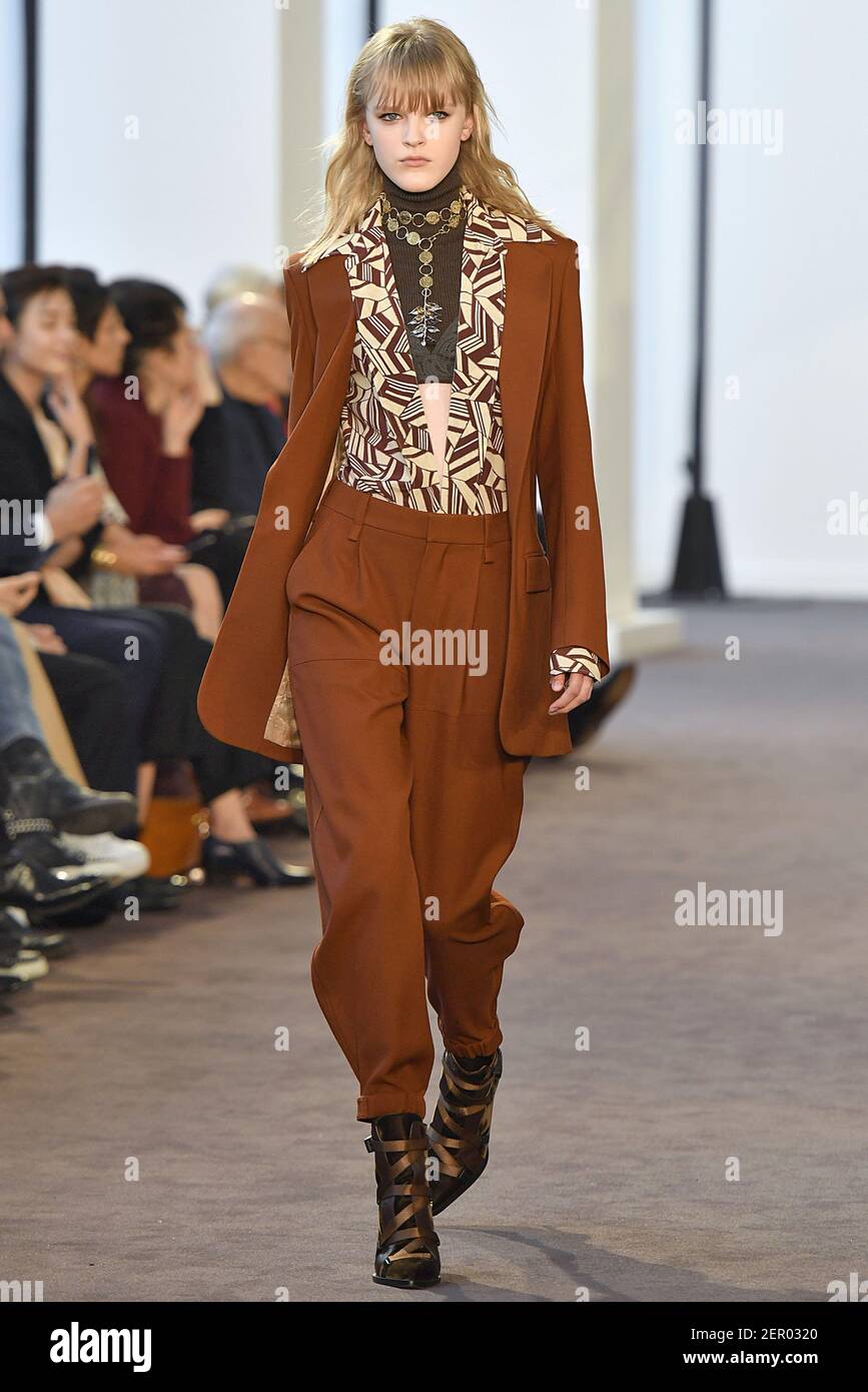 Model Hannah Motler walks on the runway during the Chloé Fashion Show ...