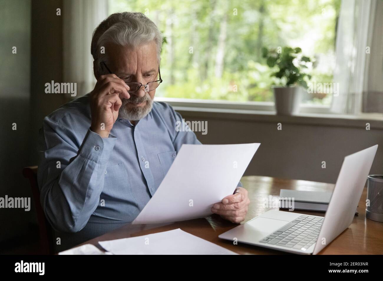 Old man reading paper hi-res stock photography and images - Alamy