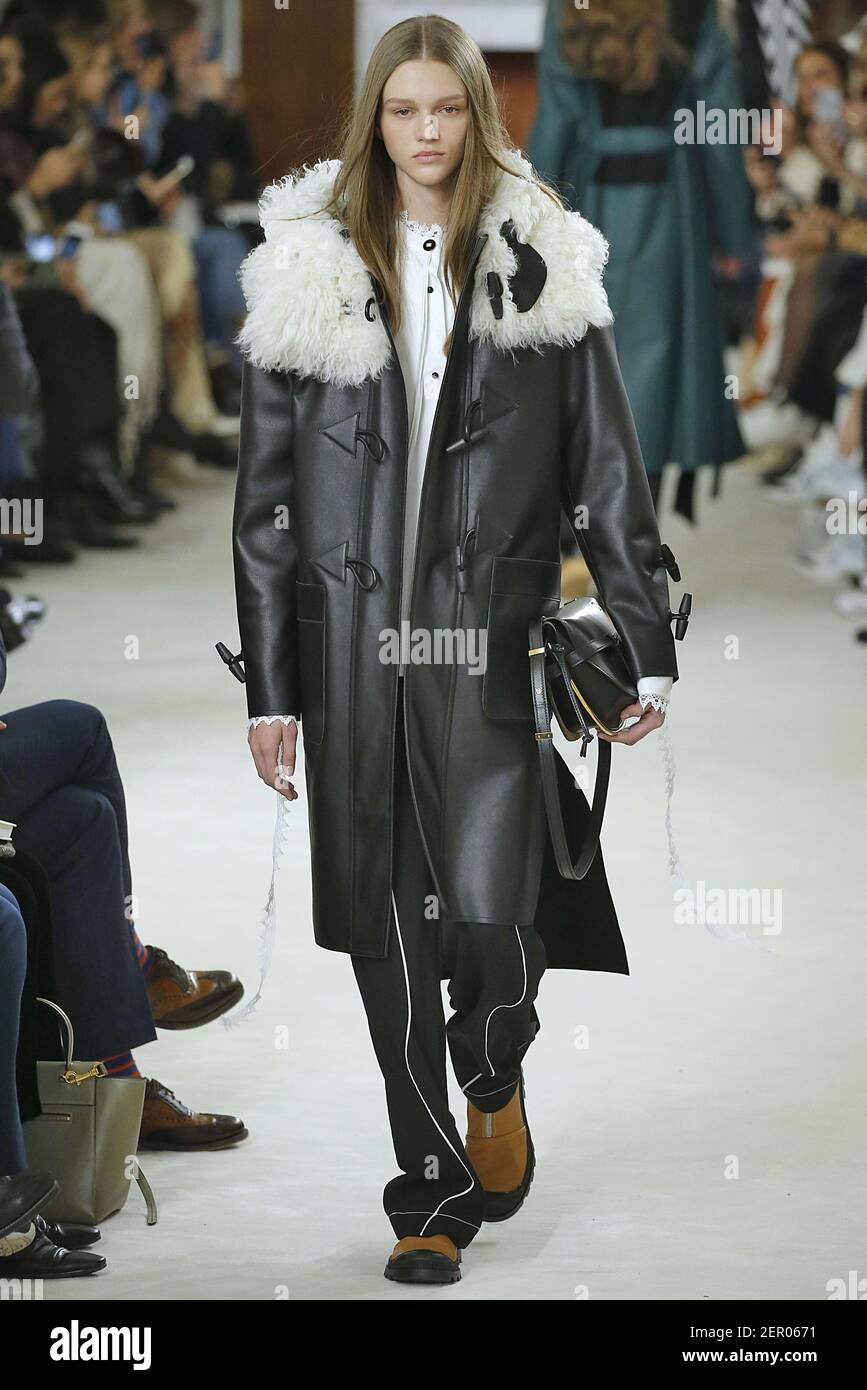 Model Natalie Ogg walks on the runway during the Loewe Fashion Show ...