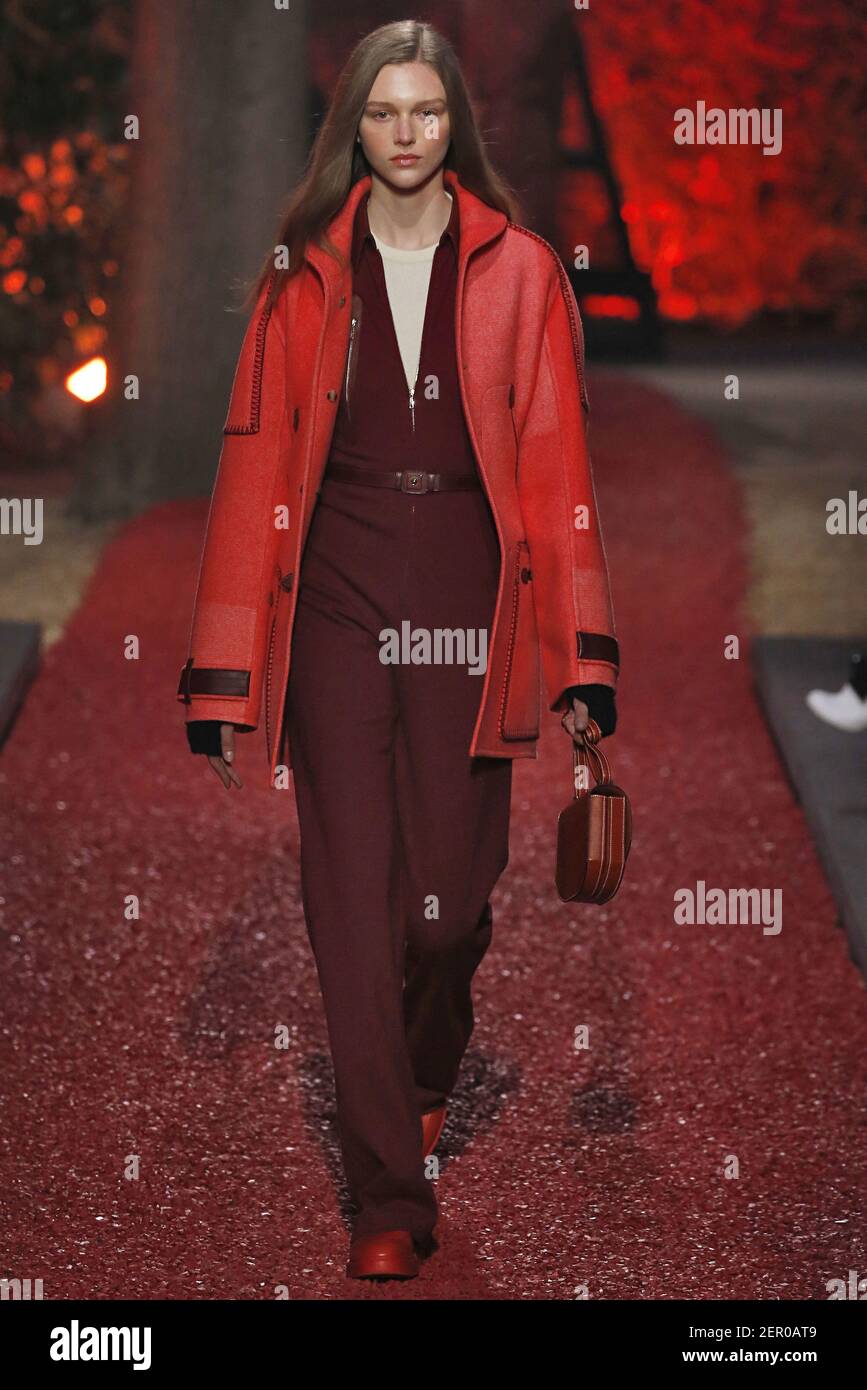 Model Natalie Ogg walks on the runway during the Hermès Fashion Show ...
