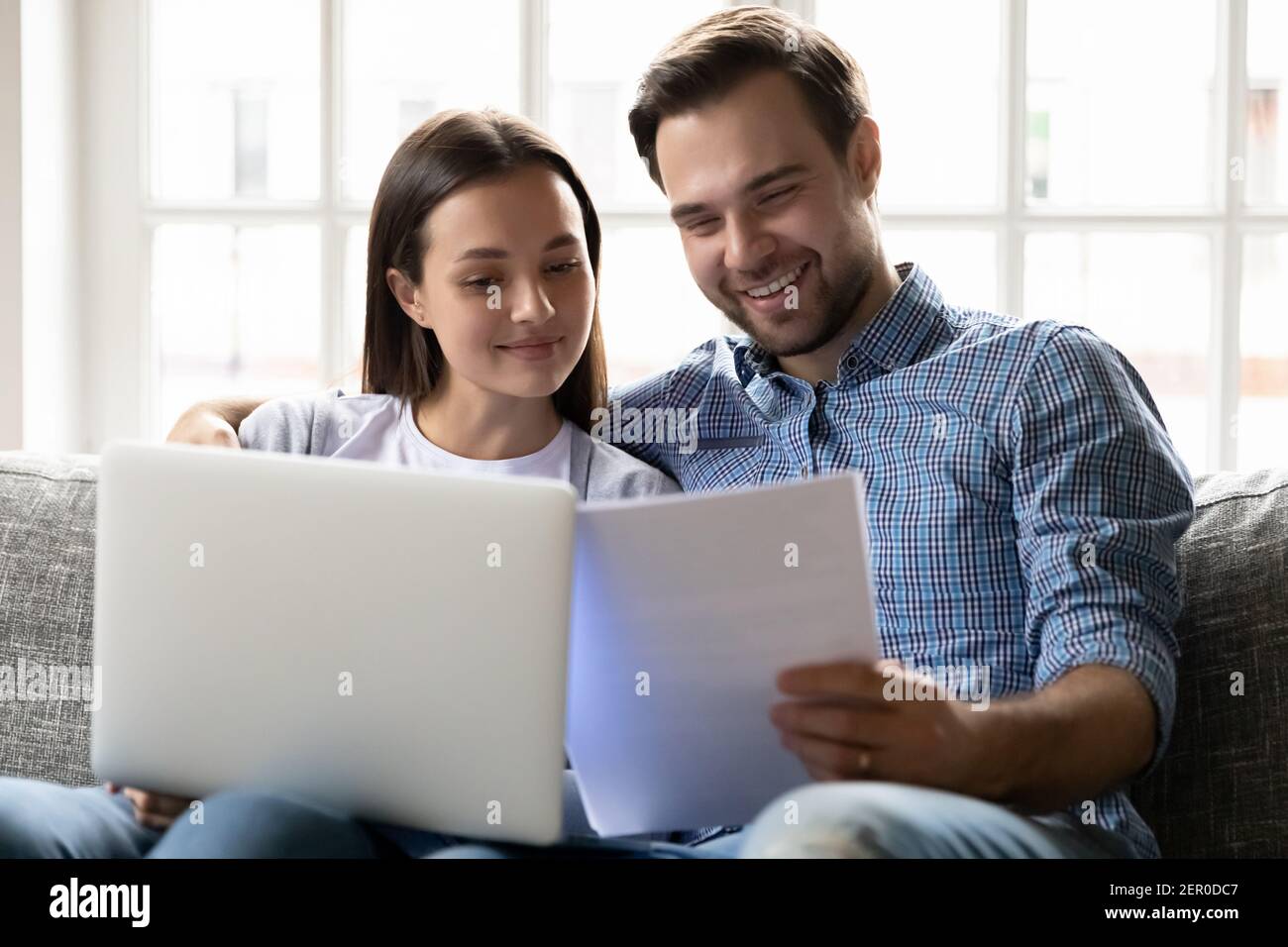 Woman man couple documents hi-res stock photography and images - Alamy
