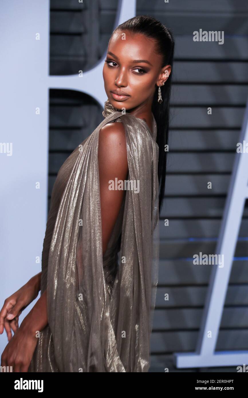 Lais Ribeiro walking on the red carpet at the 2018 Vanity Fair Oscar ...