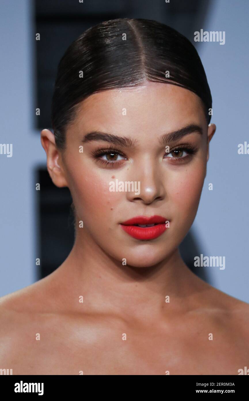 Hailee Steinfeld walking on the red carpet at the 2018 Vanity Fair ...