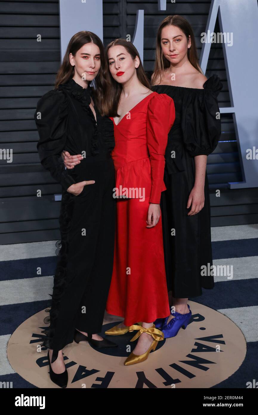 Haim walking on the red carpet at the 2018 Vanity Fair Oscar Party ...