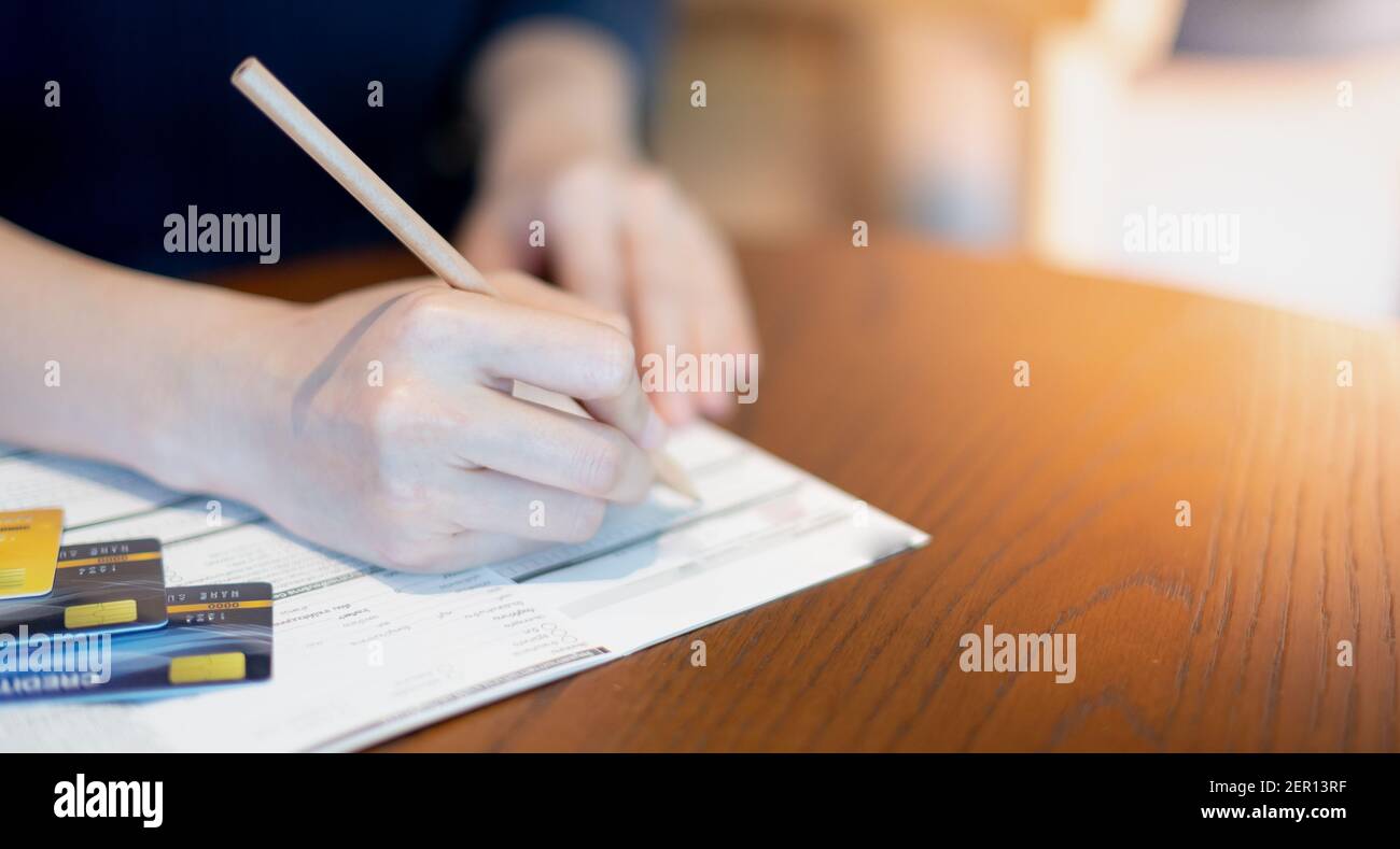 Credit card check signature hi-res stock photography and images - Alamy
