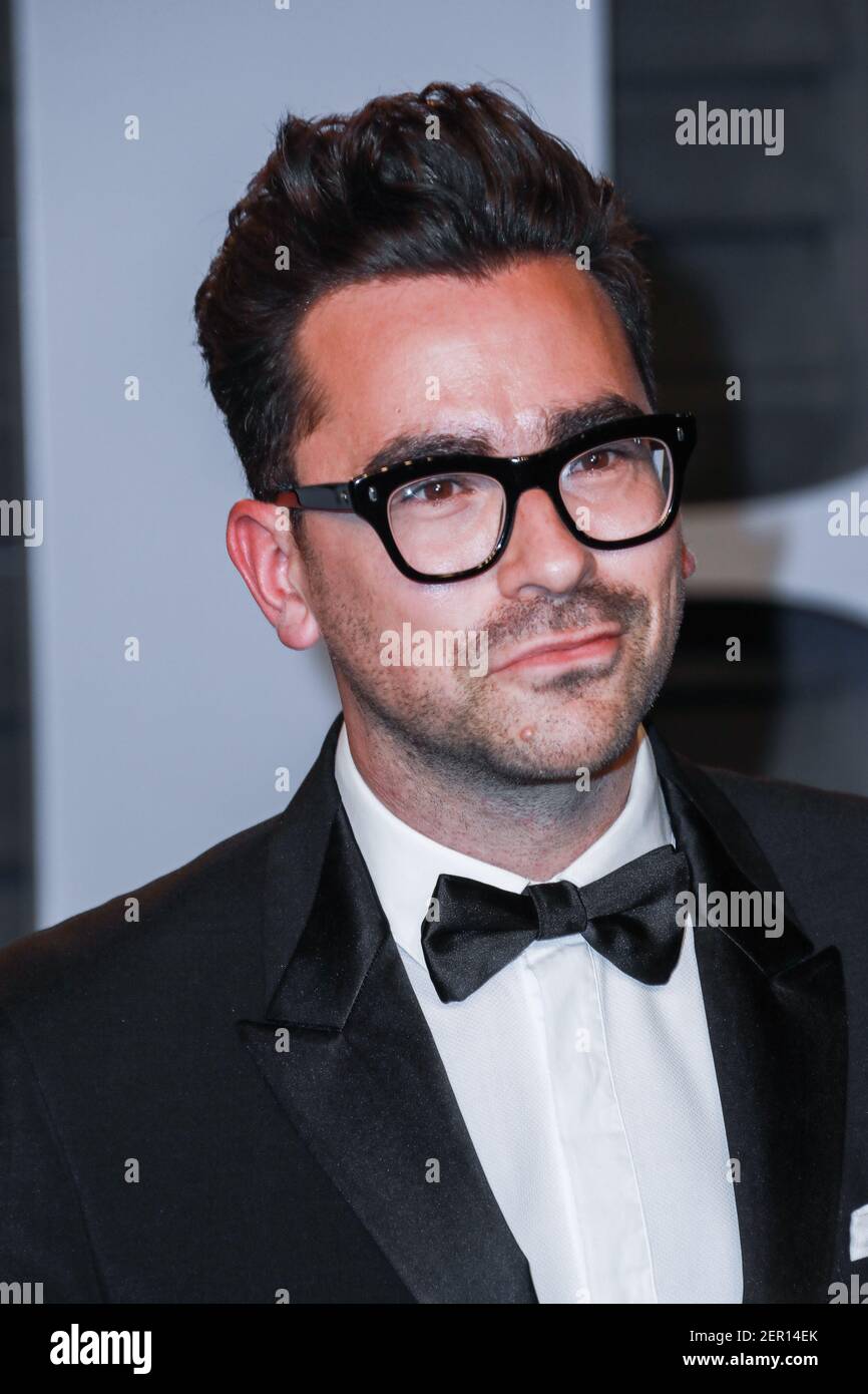 Dan Levy walking on the red carpet at the 2018 Vanity Fair Oscar Party ...