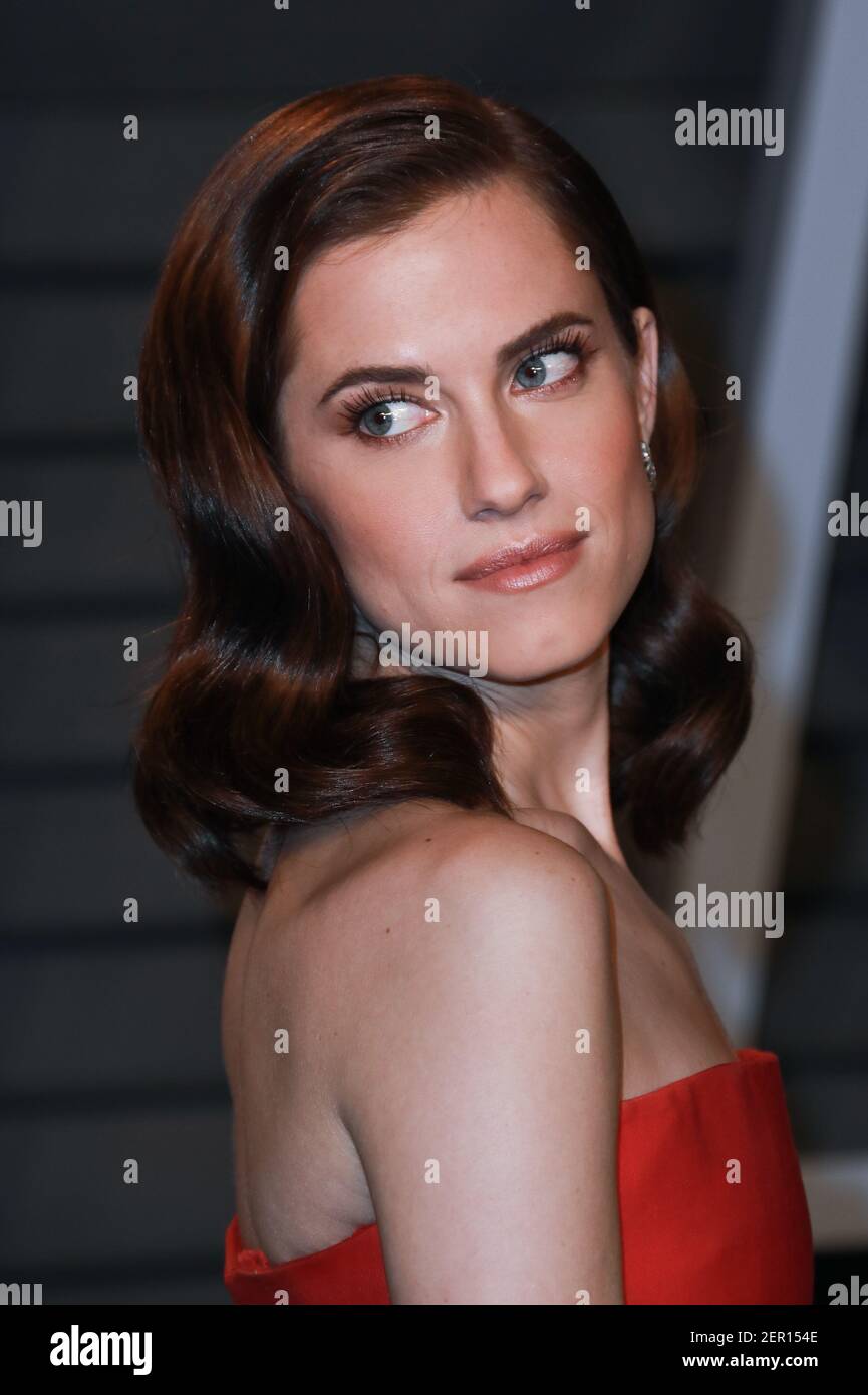 Allison Williams walking on the red carpet at the 2018 Vanity Fair ...