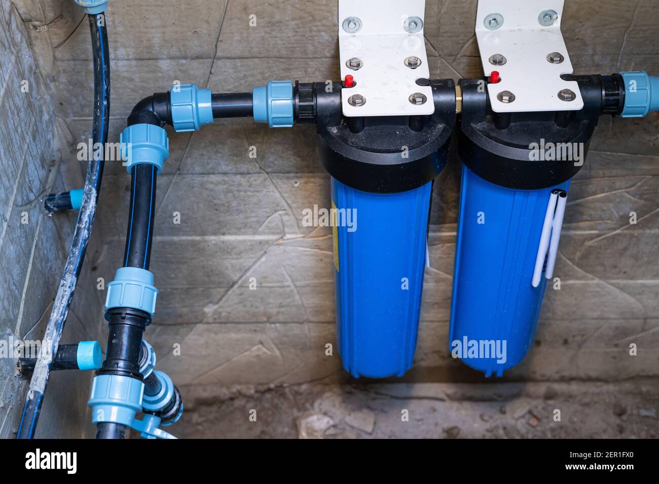 Service for the introduction and installation of a filter unit in the ...