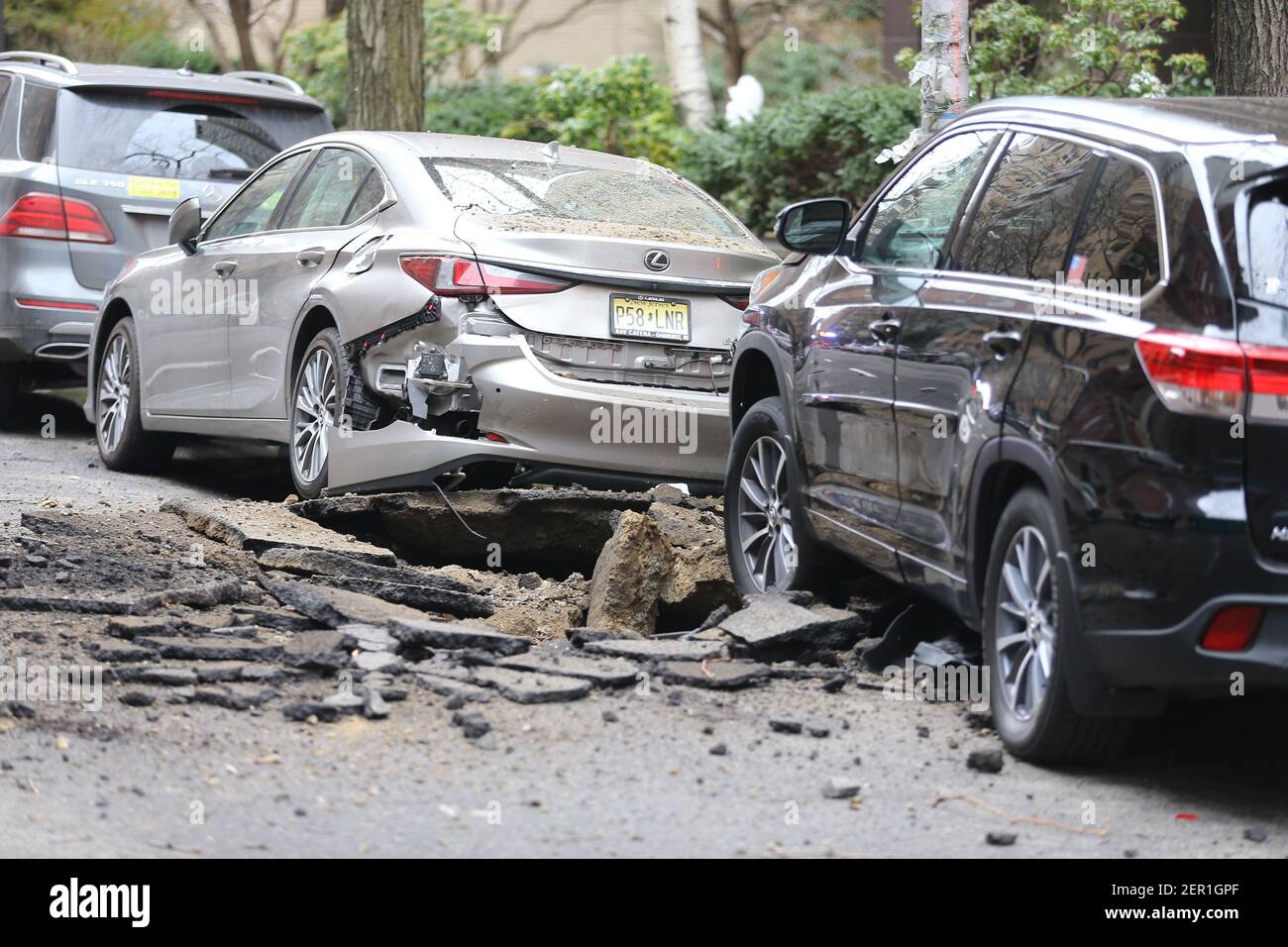 New york city gas manhole cover hi-res stock photography and images - Alamy