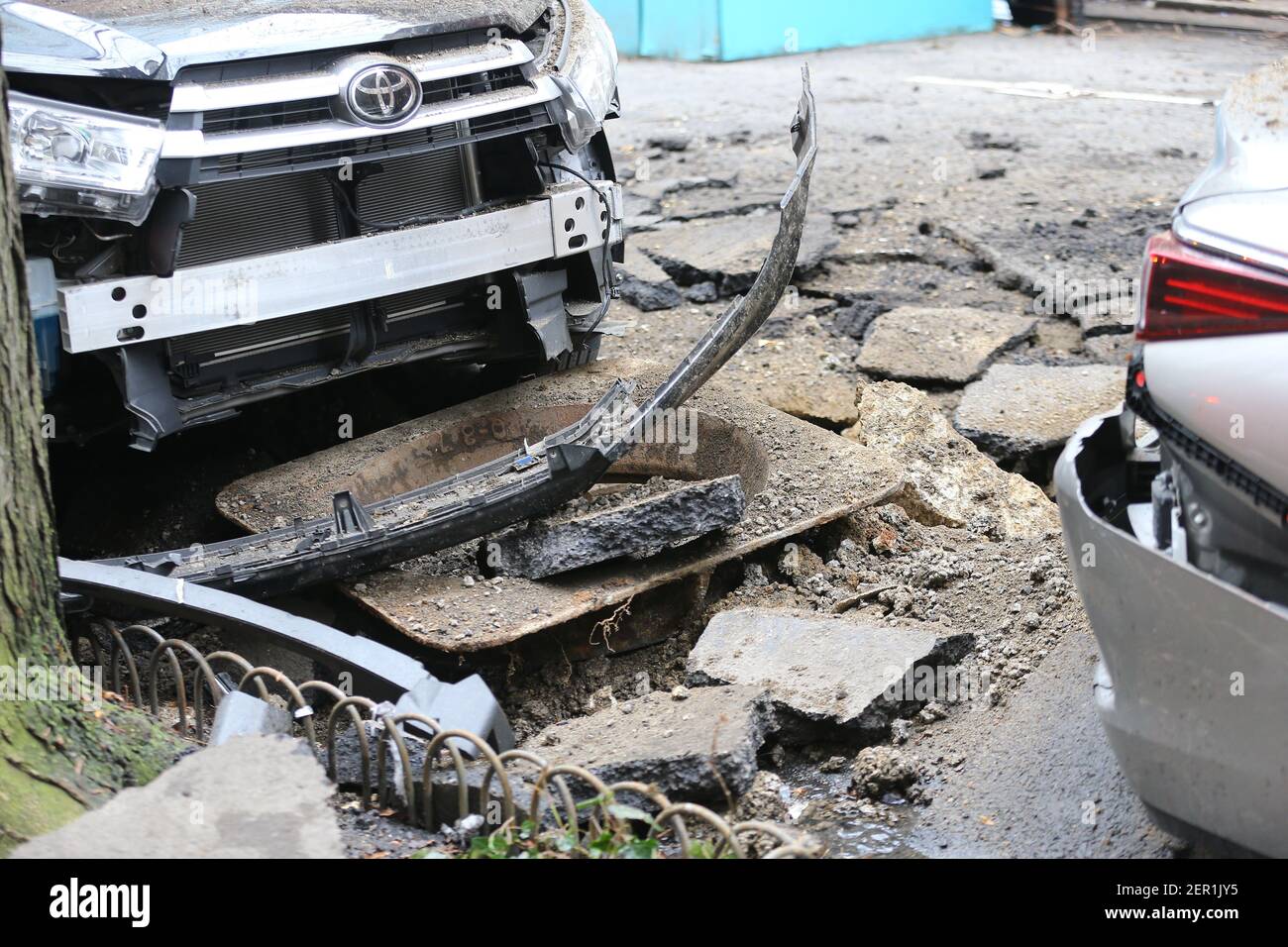 First responders and crowds gather at a manhole explosion in midtown ...