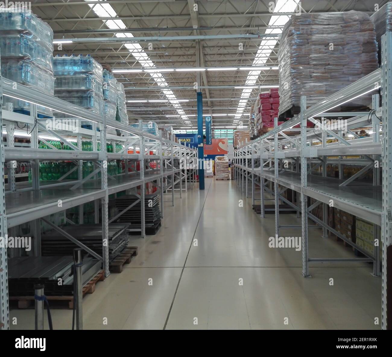 Supermarket without people during coronavirus Stock Photo - Alamy
