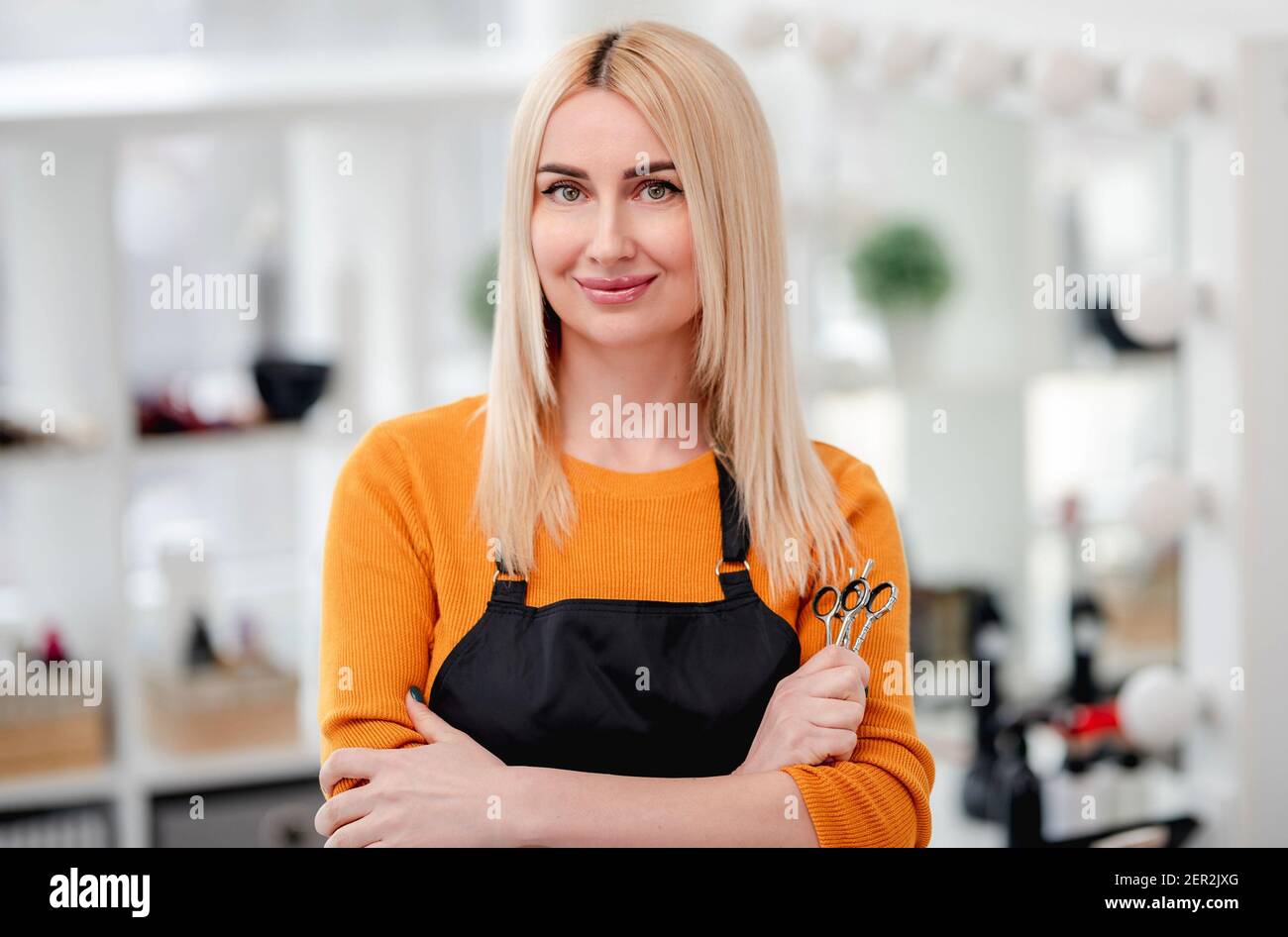 Portret of hairdresser in salon Stock Photo - Alamy