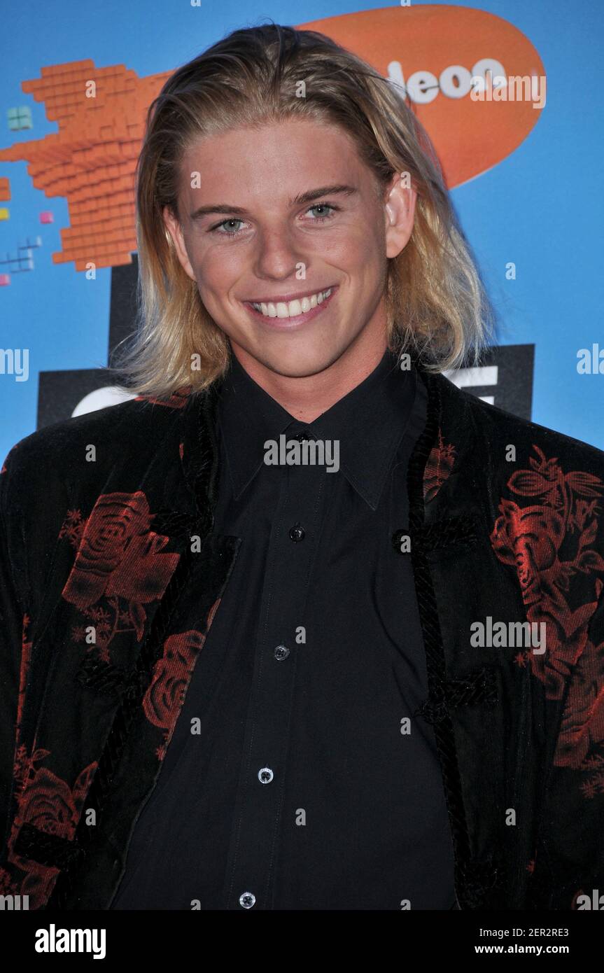 Alex Hayes walking on the red carpet during the 2018 Nickelodeon Kids ...