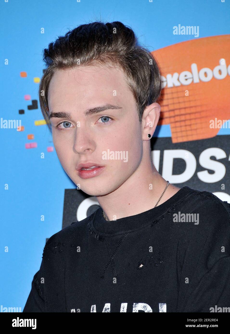 Mike Singer walking on the red carpet during the 2018 Nickelodeon Kids ...