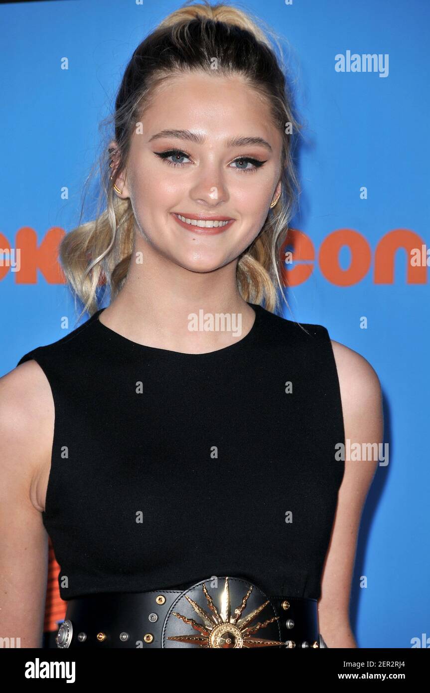 Lizzy Green walking on the red carpet during the 2018 Nickelodeon Kids ...
