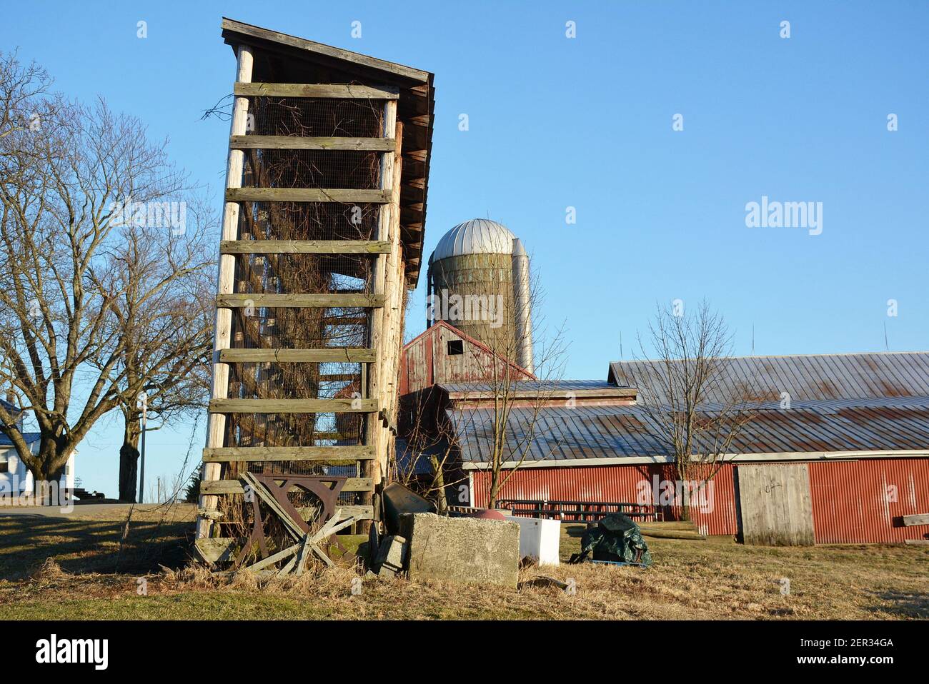Old barn farm grain bin hi-res stock photography and images - Alamy
