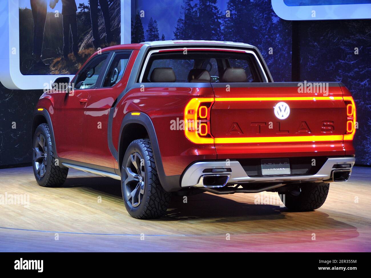 VW Atlas Tanoak concept reveal at the New York International Auto Show ...