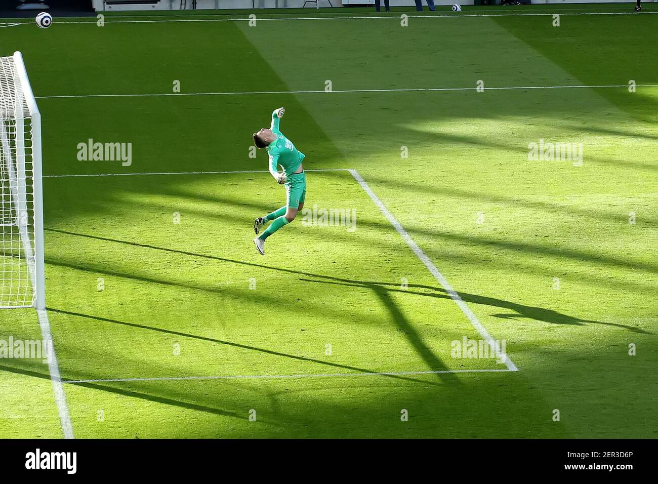 Tottenham hotspur stadium bar hi-res stock photography and images - Alamy