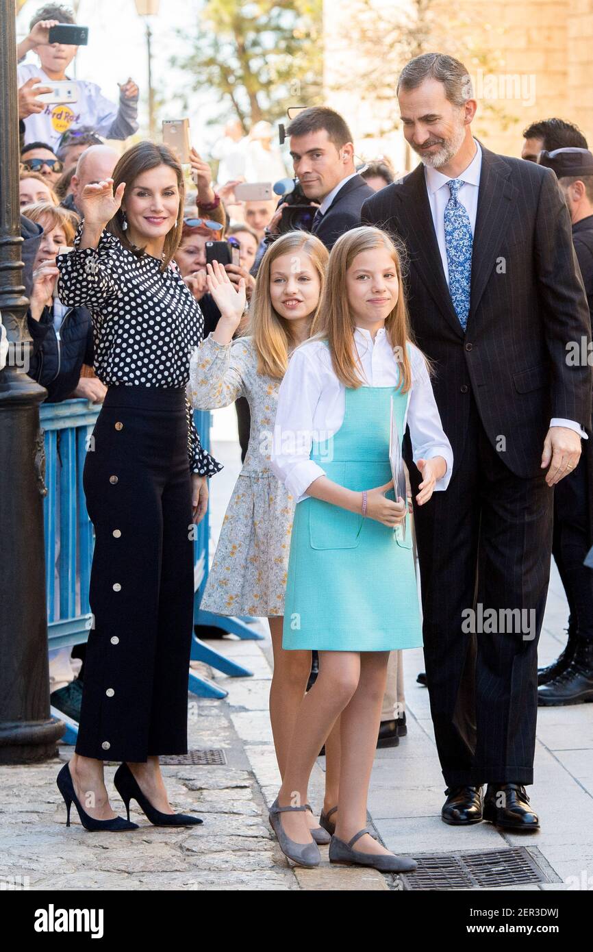 King Felipe VI and Queen Letizia with daughters Princess Leonor and ...